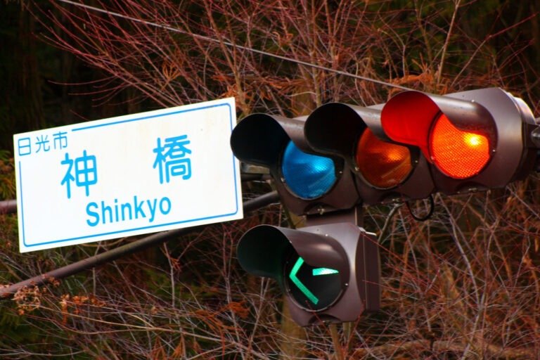 Why does Japan have blue traffic lights? - Espunis in Japan